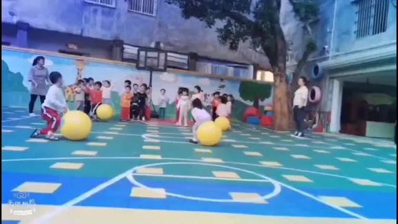幼儿园户外游戏 ,宝贝们好棒。