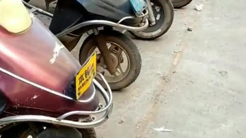 这种锁车的电动车方式很奇怪,如果有一辆想开走的话,所有车都需要解锁!