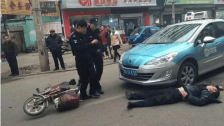 司机当交警面将人撞飞,行人躺地上哀嚎却被判全责,网友:撞得好!