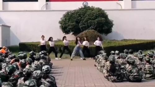 小姐姐们为军训学员表演舞蹈,跳的青春有活力!