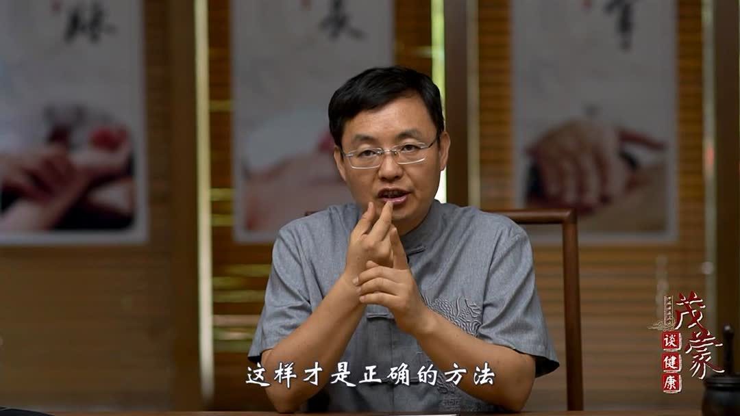 突然流鼻血怎么办?轻轻揉按这里,快速止鼻血,试1次灵1次