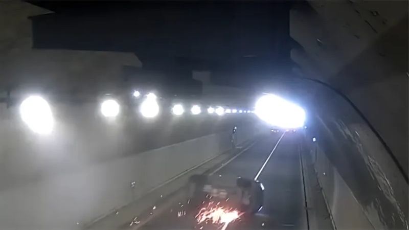 妻子驾车跑偏,丈夫扶了把方向盘致车辆翻滚侧滑:想帮她修正下