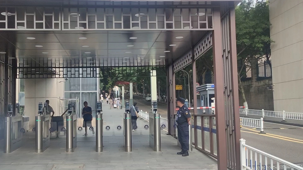 现在重庆工商大学南岸主校区校门的进出亭弄的真高级,做这个设施的...