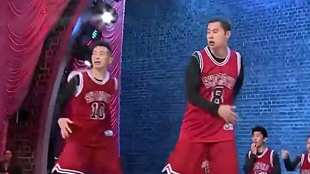 带剧情的篮球表演活久见! 酷炫球技震撼全场