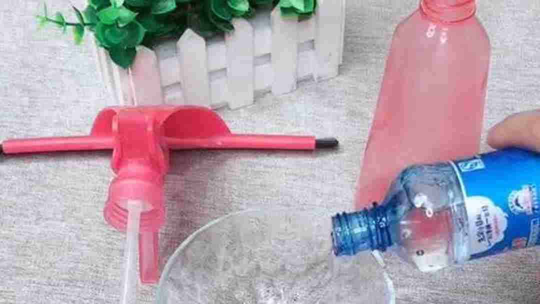 茶几,玻璃,瓷砖墙面难清洁那是因为你没试过带喷壶的玻璃刮