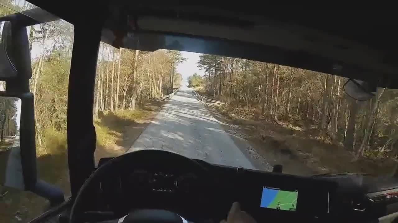 价值一百二十万的斯堪尼亚重卡,遇到辆大货车才知道什么叫做素质