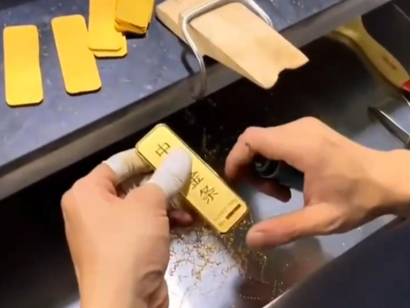 金条都是这样一点点刮下来的,网友:少了是允许有误差,多了...