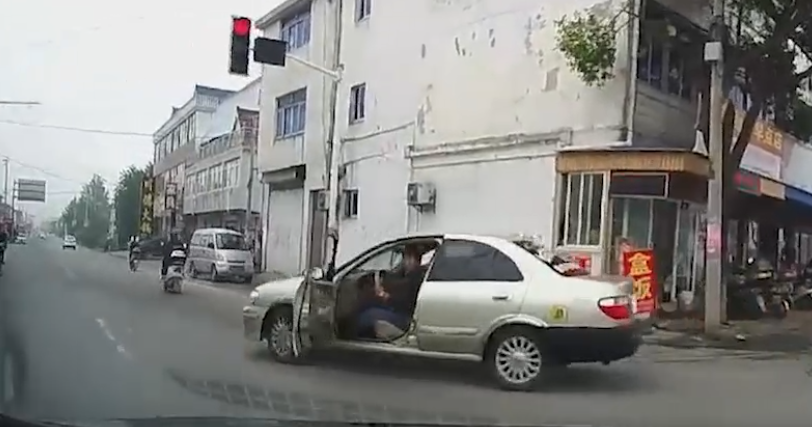 司机转弯没关好车门,糗大了!网友:这是豪车标配的自动门吗?