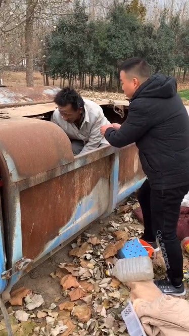 去看他他没在家,大叔跳到垃圾箱里面捡东西