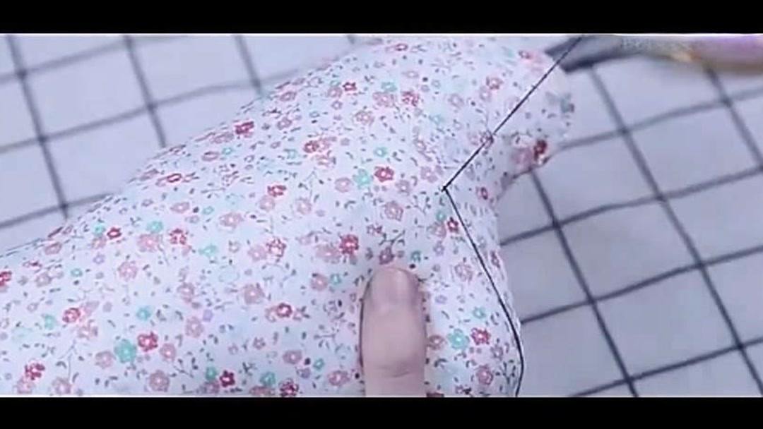 妈妈教我这样改造旧衣服,制作云朵抱枕,二次利用还变废为宝了