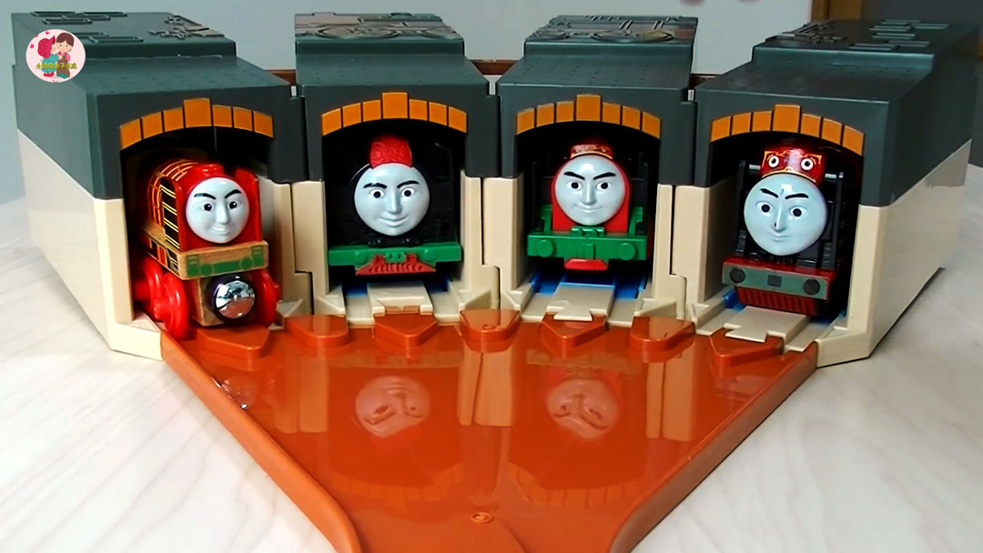 新车拆盒组装车库八字形轨道好多辆托马车电动小火车车头车厢对接