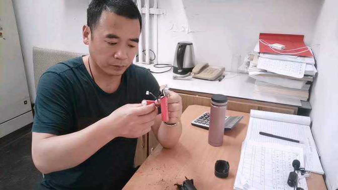 手电钻的电池里边啥样的?真不好拆钢锯都用上了!费了劲了