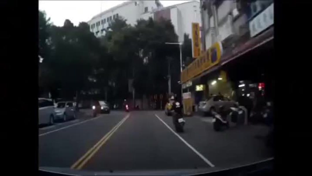 行车记录仪直击惨烈车祸现场