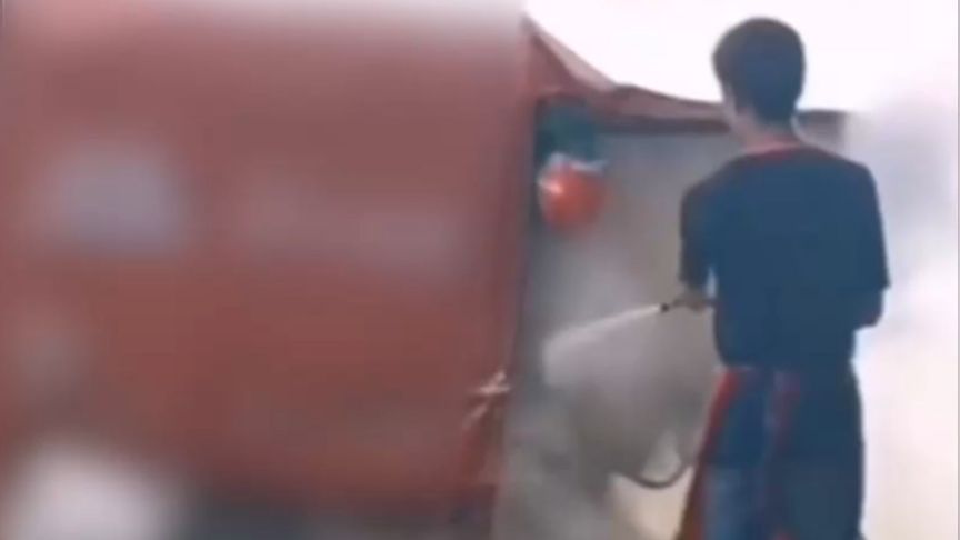 电动车锂电池突发自燃,灭火器难以扑灭,专业人士:用水才有效