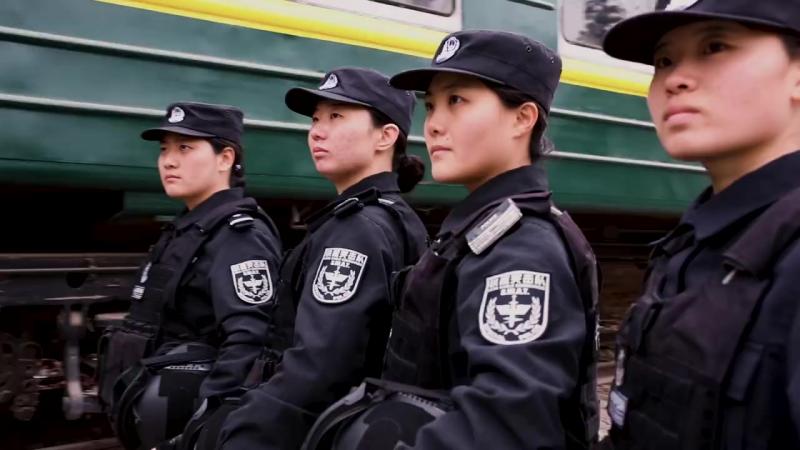 ...特警支队铁鹰突击队训练基地,@人民画报 记者跟随女突击队员,记录...