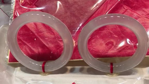 小伙带四件翡翠来鉴定,专家说话都颤抖:价值不止一个亿!