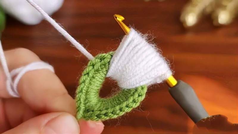漂亮的装饰花朵也可以这样编织,简单易学,零碎毛线统统利用起来