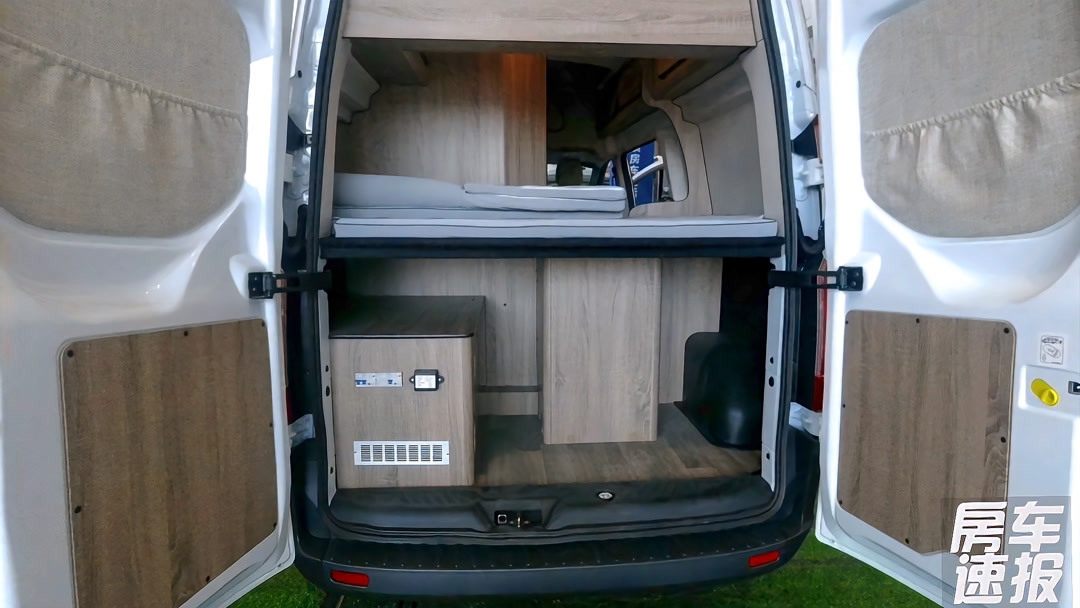 22.98w的福特新全顺升降顶房车,罕见的后横床布局,真香警告