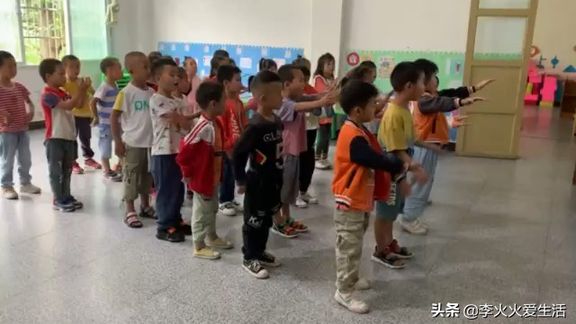 毕业班孩子们跟老师一起表演《谢谢你的爱》看哭了老师们