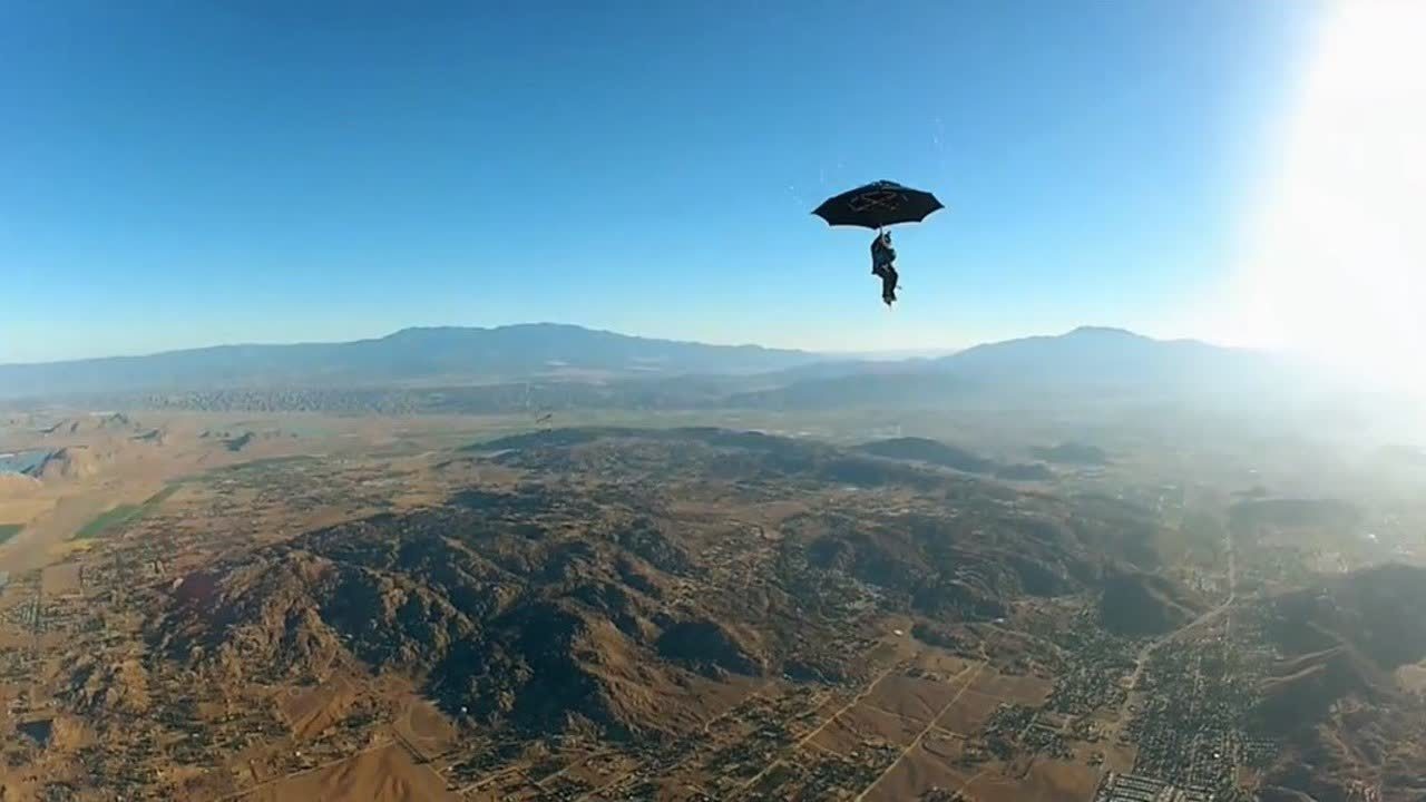 雨伞究竟能不能当降落伞使用?外国小伙用生命尝试,意外出现了