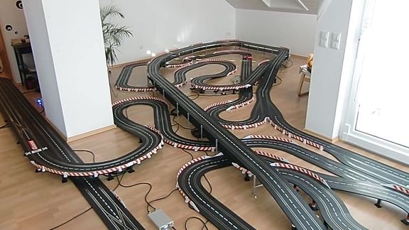 土豪打造的汽车轨道模型,看这么大的面积,是不是准备一个大房子