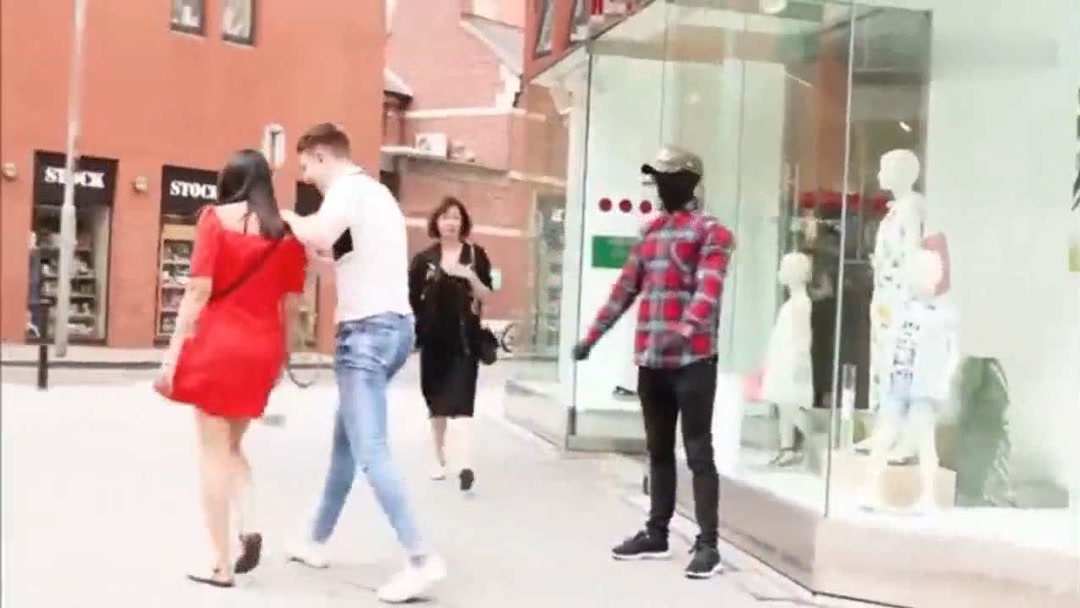 恶作剧小哥扮成“假人模特”吓路人美女吓得花容失色