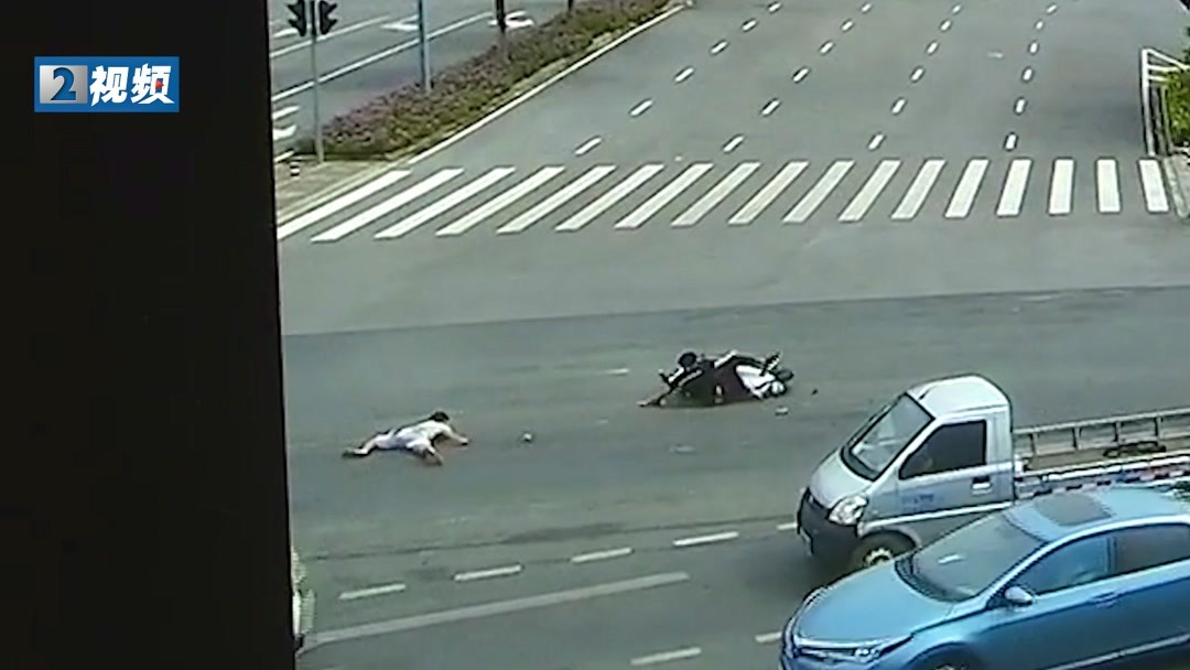男子开卡车闯红灯 把骑电瓶车的两人撞翻 其中一人脑出血!