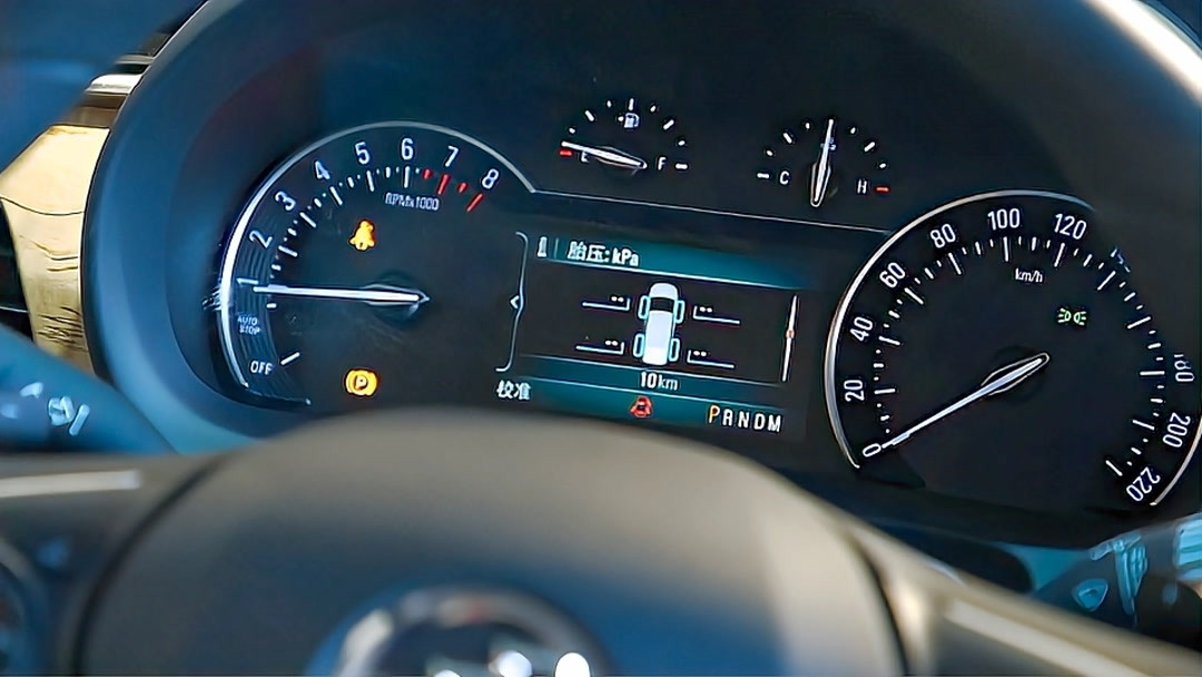 仪表盘上最重要的灯亮起,要赶紧停车,很多人忽视付出了生命代价