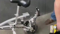 二手车贩子给自行车装上电钻后,居然变成电动的,这是什么原理?