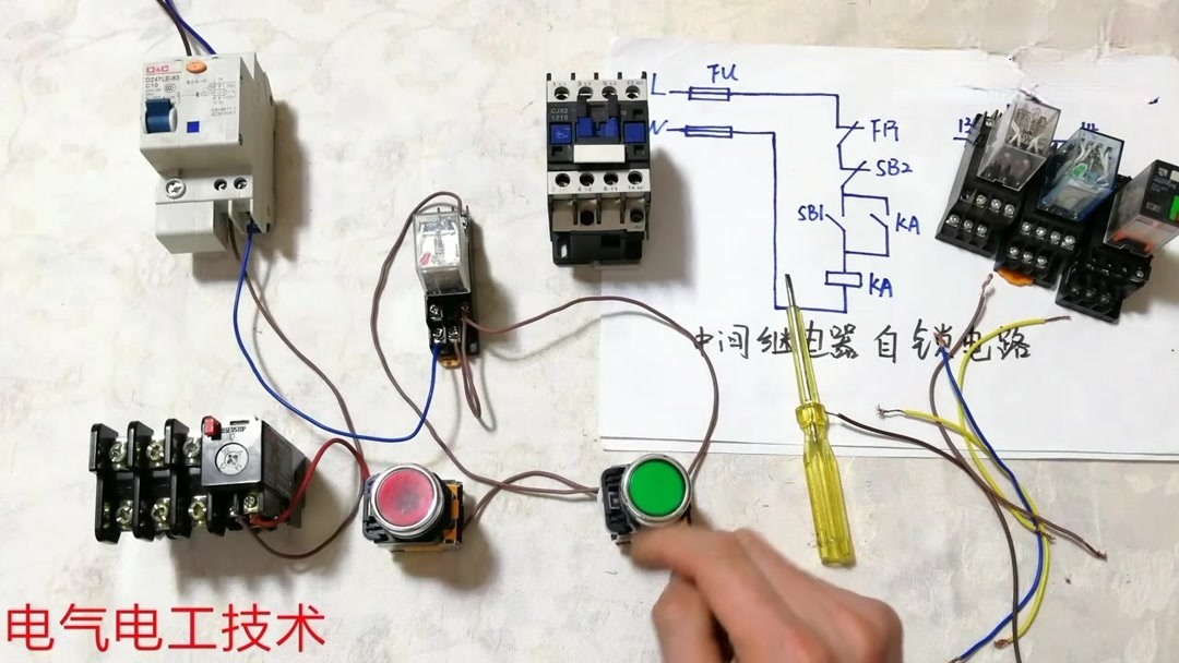 继电器控制电机,一用就烧,老电工教你加个接触器,轻松控制电机