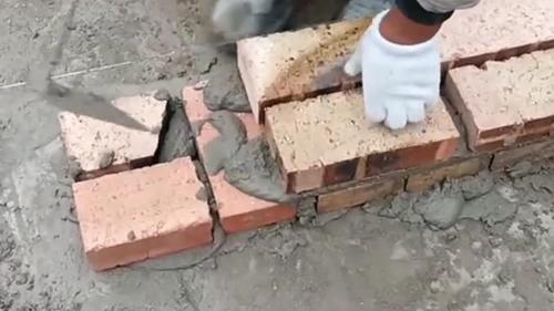 三一砌砖法,没想到今天见到真正的老师傅了,手法熟练关键是还便宜