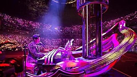 周杰伦跨时代演唱会现场, 杰伦边弹边唱《稻香》再次把我们带回了...