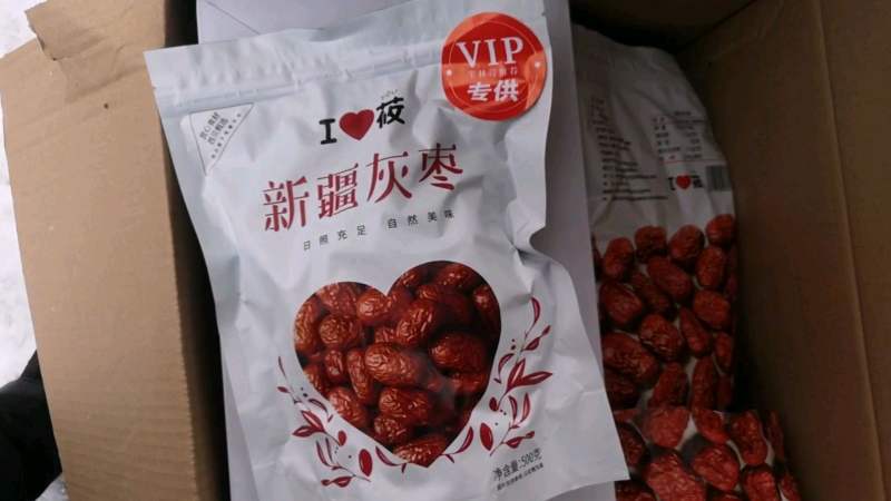 小伙在济南打寒假工挣点钱,买了些店里的特色顺丰邮寄了回来