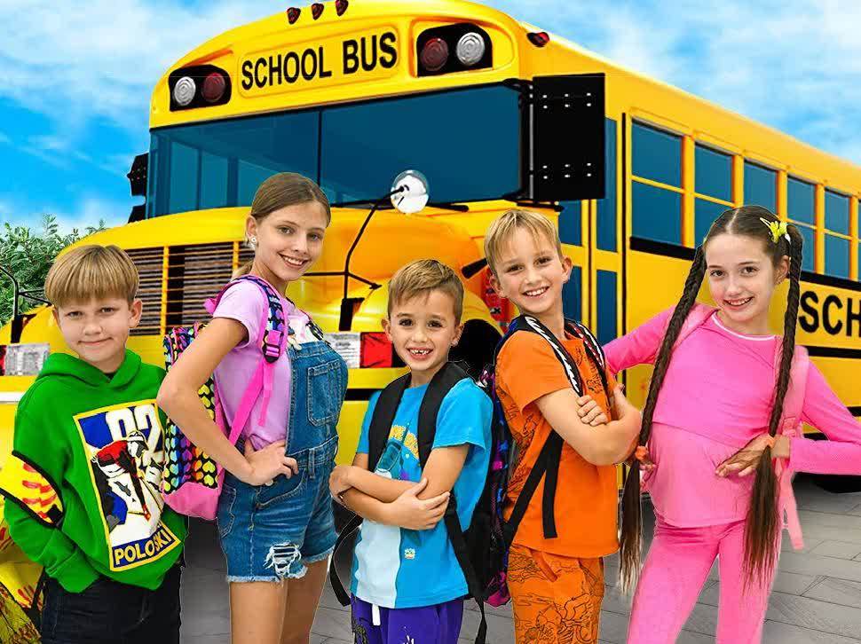 小男孩和同学们向大家展示坐校车的安全规则,快来学学吧