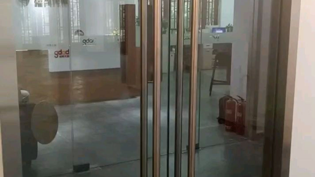 无框地弹簧玻璃门+门禁考勤机