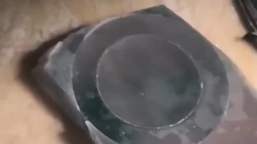 翡翠原石在工匠的,打磨下变成翡翠手镯