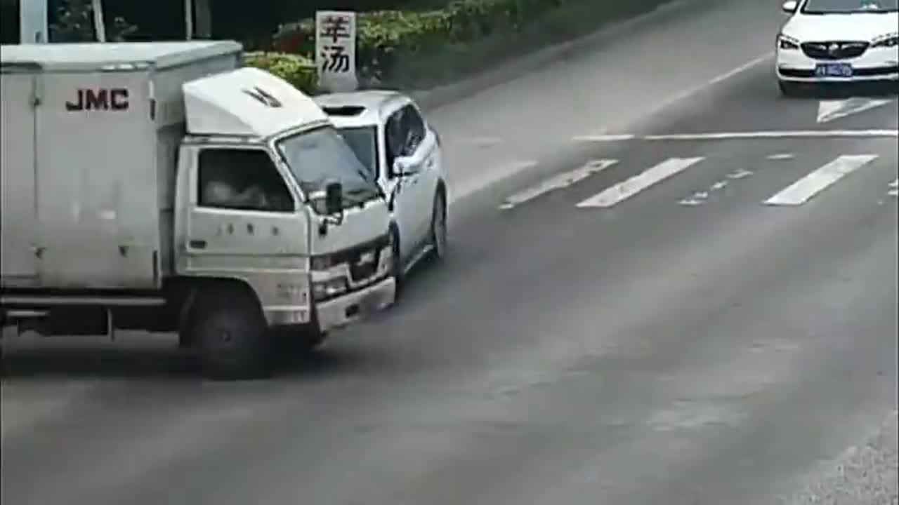 监控下惊险的一幕,坐车不系安全带遇上事故差点失去了生命