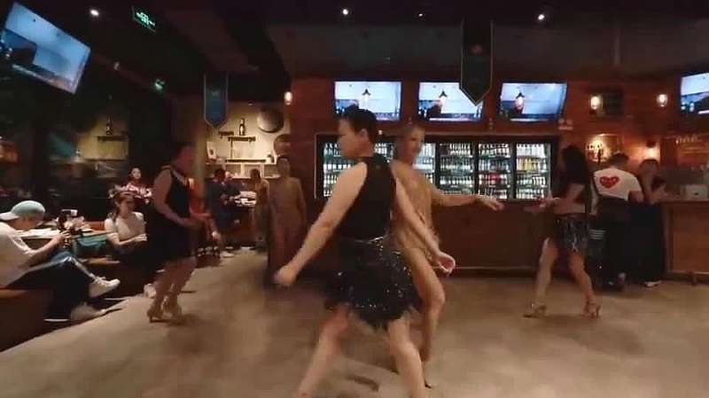 拉丁舞:什么叫女人味,最简单的舞步和扭动,也难以不啧啧称道