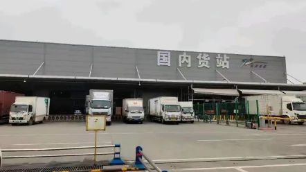 办理货物提取手续时,应当提供托运人、收货人和经办人的有效身份...