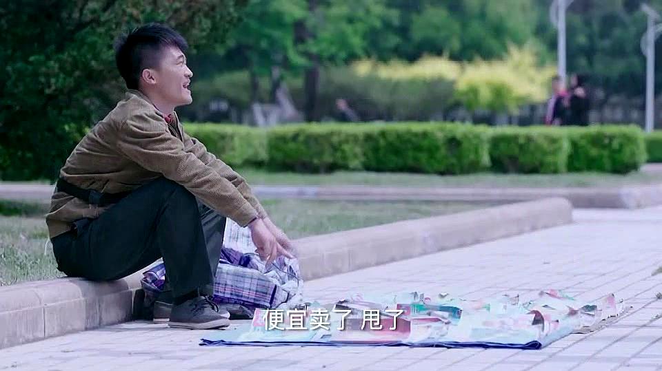 穷小伙摆地摊被城管抓,关键时刻好兄弟竟演了这么一出戏,聪明!