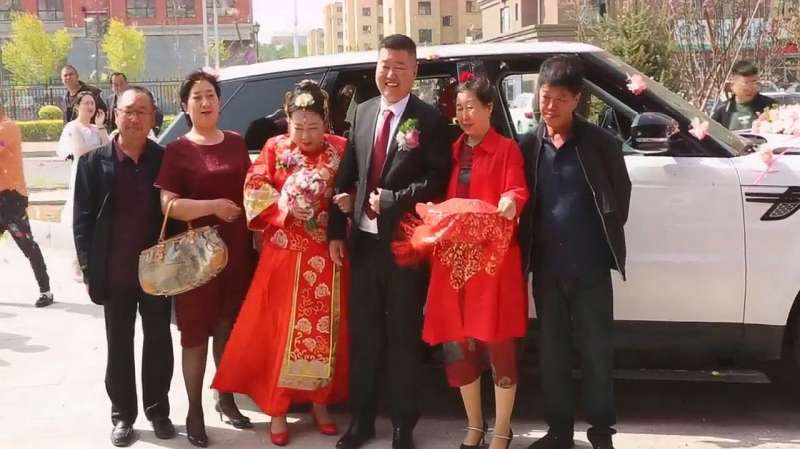 湖北姑娘出嫁，婆婆亲自接她下车，看着都很有修养