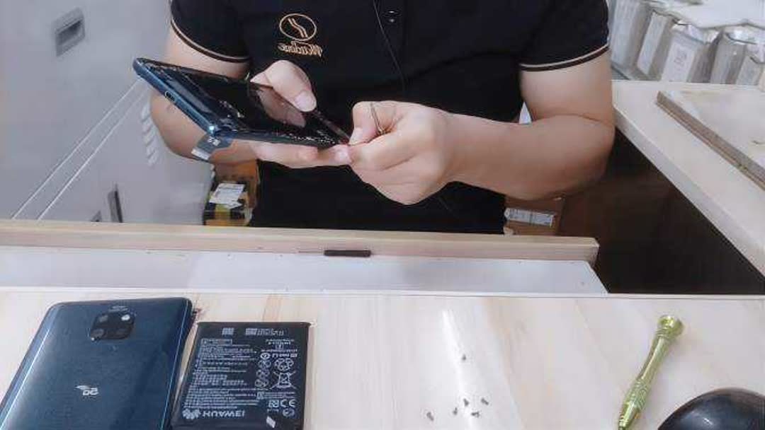 华为手机换屏幕总成视频教程,华为手机维修如何拆机换屏幕换后盖