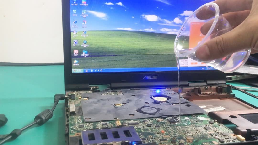 作死实验!正常笔记本进水主板会发生什么?