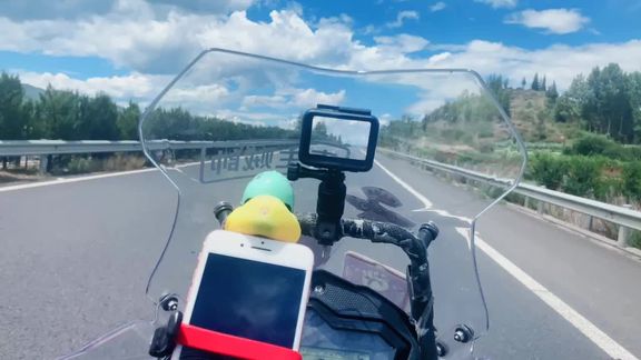 到丽江了,高速公路都美到窒息,下午到香格里拉