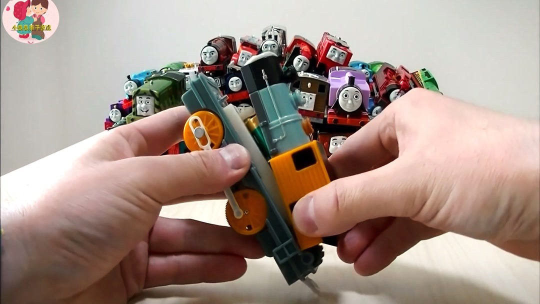 托马斯电动小火车组装安装电池车头车厢对接不同款式火车