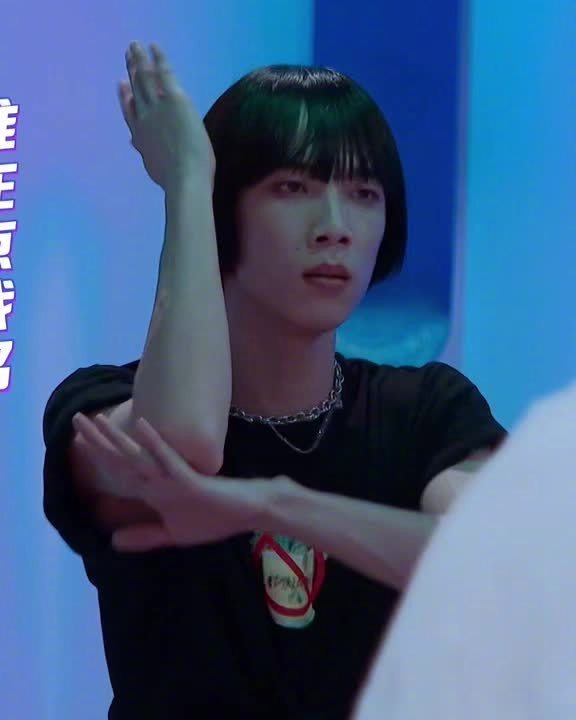 被ac这段连震原地送走不愧是小公主一跳舞就炸场,连@UNIQ王一博 ...