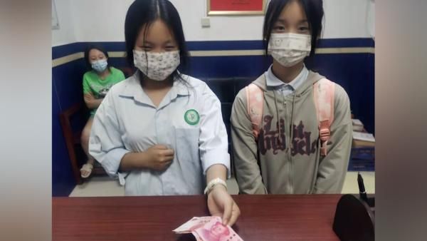 3名小学生捡200元钱等候失主,民警带表扬信拜访班级