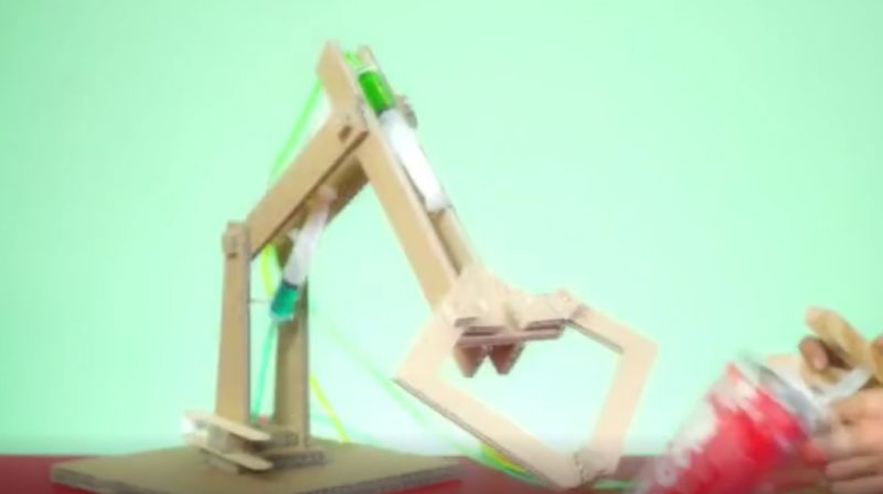 牛人用注射器发明了一台小型挖掘机,运行起来还有么有样