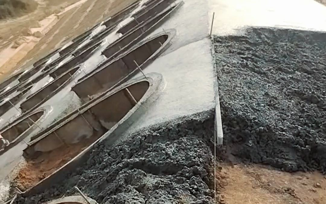 4月7日拱形骨架模板支模人工浇筑中