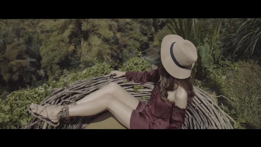 怎么用稳定器拍摄酷炫旅拍?试试老电影开场+相似转场+镜头快切